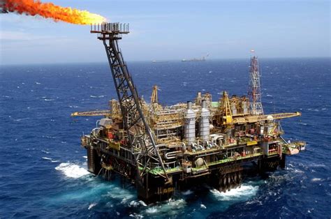 El precio del petróleo Brent sube a más de dólares por barril por primera vez desde el pasado