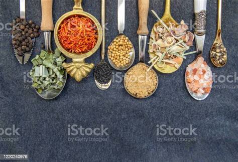발크 배경에 소박한 스타일의 숟가락에 다양한 차와 말린 허브 모듬 0명에 대한 스톡 사진 및 기타 이미지 0명 개체 그룹
