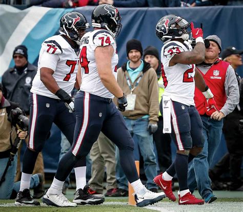 Texans Carlos Hyde Uses Patience To Score Td Hit 1000 Yard Mark