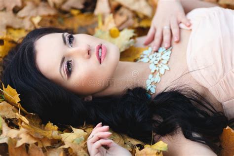 Красивая девушка представляя обнажённую фигуру Стоковое Фото изображение насчитывающей тонкий