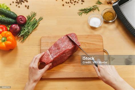 원시 고기입니다 다른 야채 향신료 버섯 베이킹 트레이 나이프 나무 테이블에 절단 보드에 신선한 쇠고기 안심 상위 뷰 평면 복사