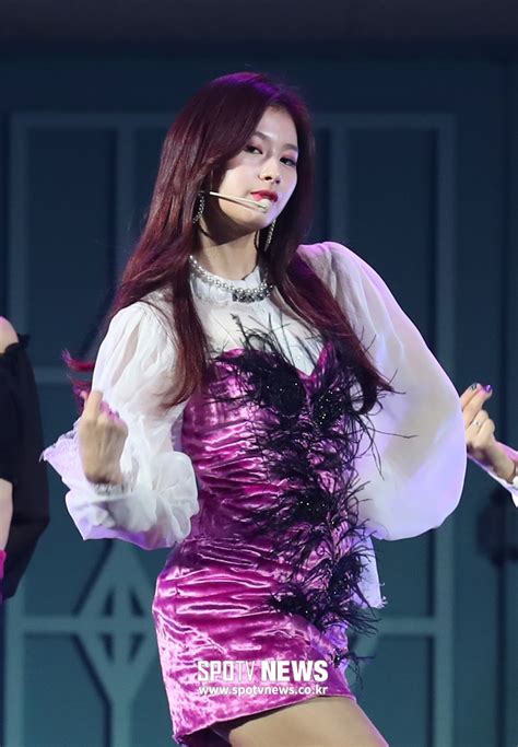 포토s 트와이스 사나 섹시한 눈빛