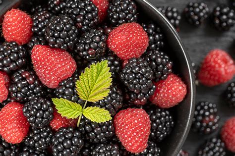 Latar Belakang Dari Blackberry Organik Segar Dan Raspberry Merapatkan