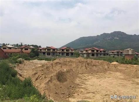 驻马店市驿城区：蚁蜂镇削山毁林惊现连片别墅群 搜狐大视野 搜狐新闻