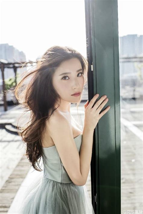 鮑天琦，被譽為「北電最美女生」的稱號，平時是這麼穿衣搭配的 每日頭條