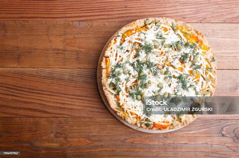 갈색 나무 배경에 치즈와 딜 달콤한 호박 파이 상단 보기 복사 공간 가을에 대한 스톡 사진 및 기타 이미지 가을 갈색 개념 Istock