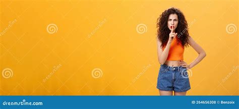 Hermana Disgustada Hermano Diciendo Insultos Hablando En Serio Y