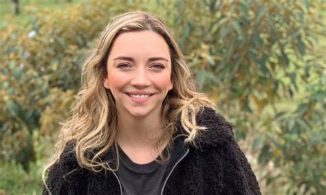 Regina Blandón Sorprende Con Smoking De Brillos En Los Metro Foto