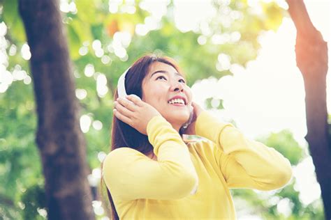 라이프 스타일 사람 소녀는 음악을 듣고 책을 읽고 아침에 자연 공원의 잔디 밭에서 노트북을 재생 즐길 수 있습니다 컨셉 라이프