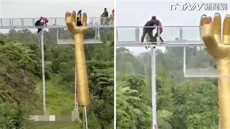 遊客懸空畫面曝！著名天空步道「玻璃破裂」 1人墜10公尺地面喪命 Ftnn 新聞網