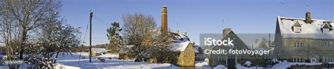 목가적인 겨울맞이 타운명을 별장 워터밀 정결한 흰색 인공눈 Cotswolds 영국 마을에 대한 스톡 사진 및 기타 이미지