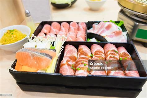 분홍색 가마보코 슬라이스 일본어묵 돼지고기 배꼽 슬라이스 0명에 대한 스톡 사진 및 기타 이미지 0명 Washoku