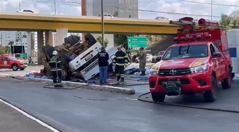Motorista morre preso em cabine após caminhão tombar na Avenida do CPA vídeos Baixada Cuiabana