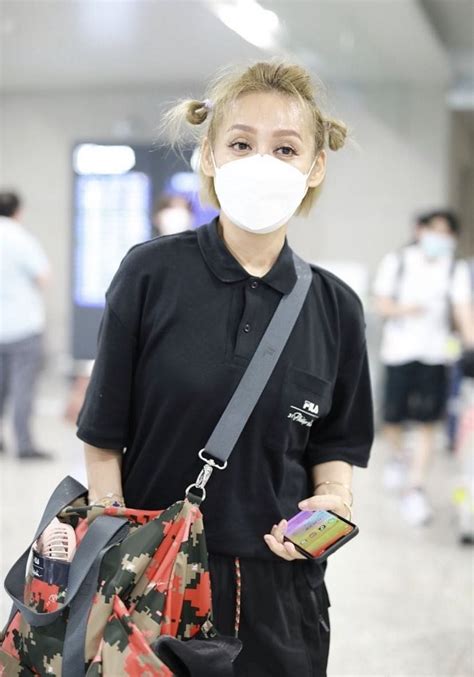 48歲寧靜真能折騰，染黃髮扎哪吒頭亮相機場，哪知顏值下滑太多 壹讀