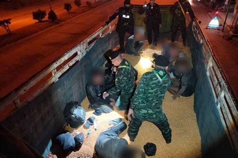 မဲဆောက်တွင် ကုန်ကားပေါ်ရှိ ပြောင်းဆန်များအတွင်း ပုန်း၍လိုက်ပါလာသော မြန