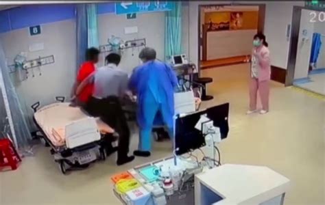 台男持45厘米長鋸刀欲斬病人 警衛醫護奪刀驚悚畫面曝光 星島日報