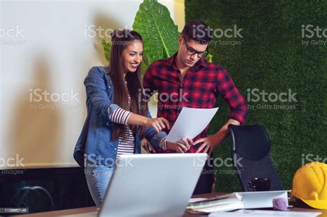 함께 한 프로젝트에서 작업 하는 젊은 남성과 여성 건축가 2명에 대한 스톡 사진 및 기타 이미지 2명 결정 경영자 Istock