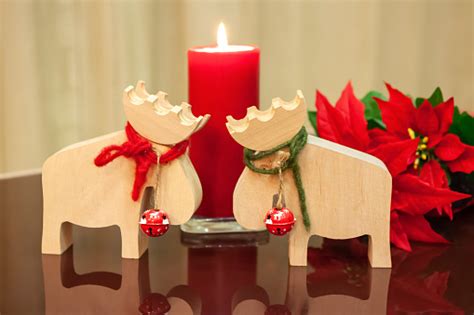 현대적인 인테리어의 크리스마스 장식 스칸디나비아 스타일 Hygge 빨간색과 녹색 밧줄이 달린 크리스마스 장난감 사슴이 목과 종에