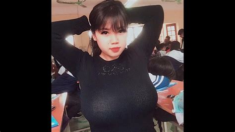 V Th Thu Trang Tung Nh Ph N C M Khi Khoe Ng C Kh Ng Sao