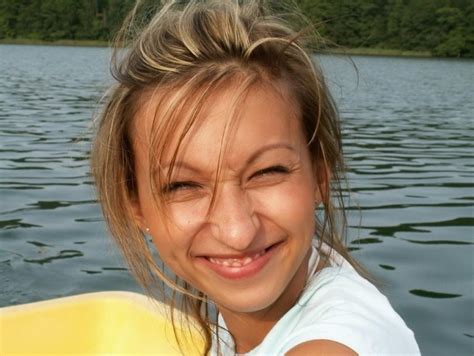 Povucena Djevojka
