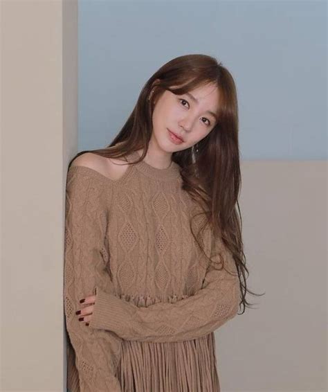 패션엔 윤은혜 벌써 가을가을해 프린지 니트 원피스로 분위기 낸 가을룩