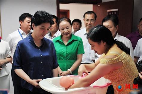 乌兰在郴州调研时强调：妇联组织要下“绣花”的功夫精准脱贫