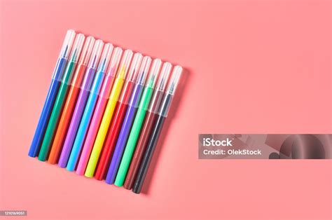 유치원의 분홍색 책상에 여러 가지 색의 펠트 펜이 줄지어 있습니다 자녀의 육아와 교육의 교훈 공간을 복사합니다 맨 위 보기 개체 그룹에 대한 스톡 사진 및 기타 이미지