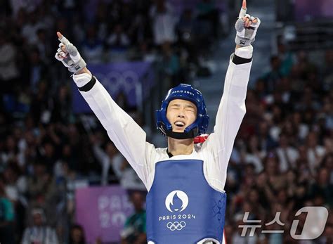 할머니 金 딸게요…김유진 파리서 금빛 발차기 약속 지켰다 [올림픽]