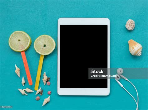 해변에 빈 빈 태블릿 컴퓨터 파란색 배경 수영장에 트렌디 한 여름 액세서리입니다 해변에서 레몬 주스와 껍질 평면 디자인에 대 한 모형 0명에 대한 스톡 사진 및 기타 이미지
