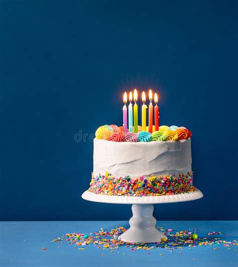 Bolo De Anivers Rio Colorido Sobre O Azul Foto De Stock Imagem De