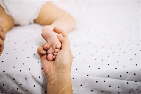 Mãe Massageando Os Pés Do Bebê Foto Grátis