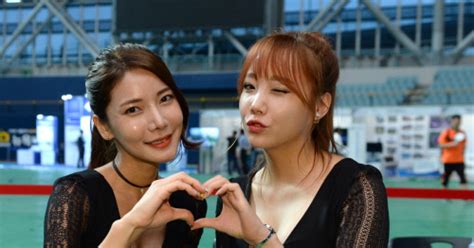 [ss포토] 레이싱모델 윤미진 서아란 상큼한 미소로 하트 ♥