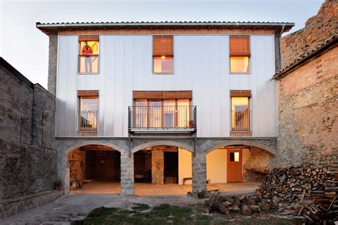 Bunyesc Arquitectes Updates Old Spanish House With New Polycarbonate Facade
