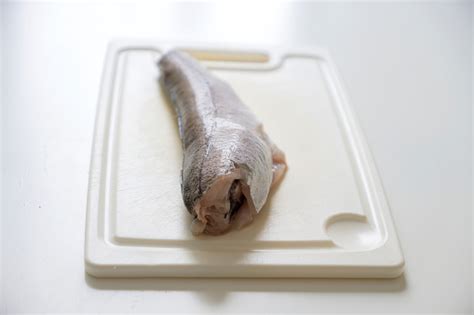 바다 물고기 식당에서 흰색 테이블에 요리에 대 한 준비는 보드에 녹여 가로 샷입니다 고급 요리에 대한 스톡 사진 및 기타 이미지