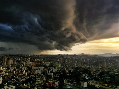 Chove Extremamente Forte Em Belo Horizonte Na Tarde Desta Quarta Feira