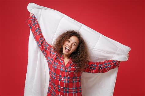 Emocionada Y Alegre Joven Afroamericana Con Pijamas Posando Mientras