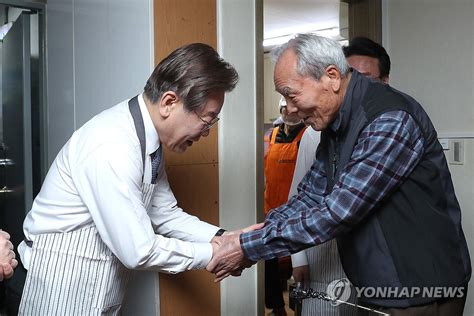 노인회관 총무와 인사나누는 이재명 대표 연합뉴스