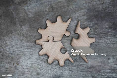 나무 퍼즐 지 그 소 퍼즐은 오래 된 나무 테이블에 배치 됩니다 0명에 대한 스톡 사진 및 기타 이미지 0명 개념 건강한 생활방식 Istock