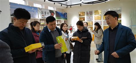 平凉市庄浪县供销联社主任万江涛和南开大学驻村第一书记王建鹏一行来我院参观考察 陇南师范高等专科学校电子商务学院