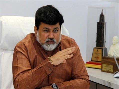 काँक्रिटीकरणाला उशीर झाल्याने दंड केल्याची माहिती खोटी मंत्री उदय सामंत यांच्याविरोधात