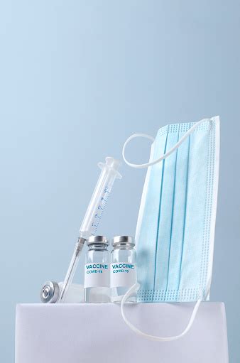 세로 이미지입니다 파란색 벽에 흰색 스탠드에 백신 주사기 및 얼굴 보호 마스크 3 병 0명에 대한 스톡 사진 및 기타 이미지 0명 3가지 개체 개념 Istock