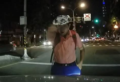 名醫林青榖騎鐵馬酒駕失控攔車咆哮遭逮 女童星和母親飽受驚嚇