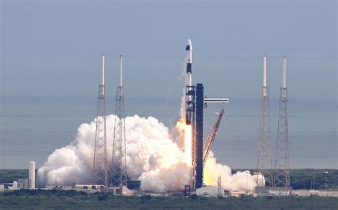 Espace amarrage à lISS du vaisseau de SpaceX venu à la rescousse des