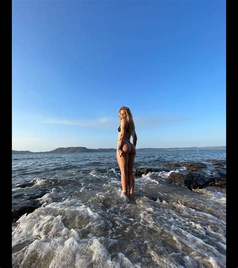 Foto Luísa Sonza ainda segurou o bumbum em um dos registros e fez pose sensual levando fãs à