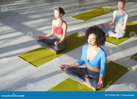 Dziewczyny W Joga Centrum Zdj Cie Stock Obraz Z O Onej Z Vitalize