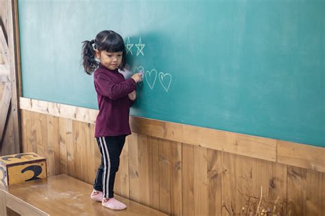 소녀는 집에서 교실에서 백 보드에 쓰고 있습니다 학교에서 수학 하 고 그림을 공부 하는 여 자가 돌아 6 7 살에 대한 스톡 사진 및 기타 이미지 Istock