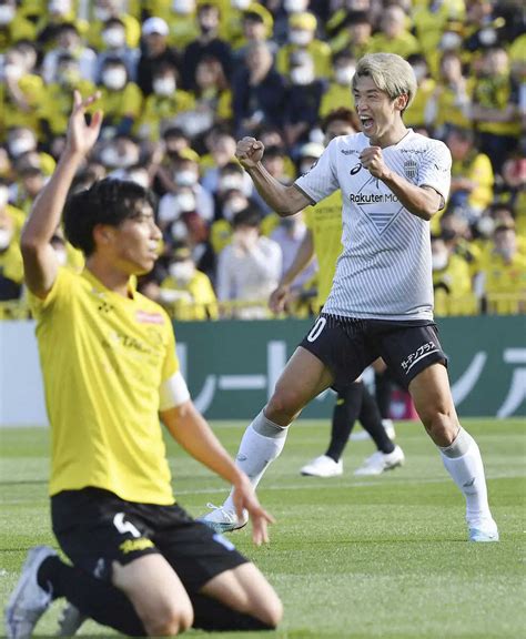 柏―神戸 前半、先制ゴールを決め、ガッツポーズする神戸・大迫（右）＝三協f柏 スポニチ Sponichi Annex サッカー