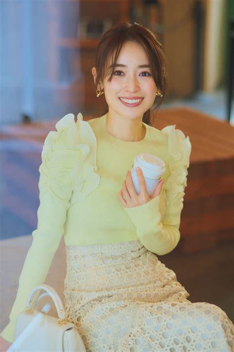 デートで好印象を残したいなら！フリルのトップスで上半身の着映えを叶えて♪ 美人百花com
