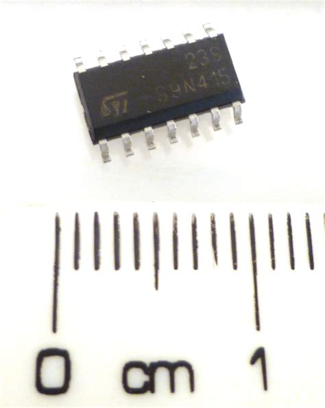 ST Microelectronics 239 Low Power Quad Voltage Comparator OMS1 13U2