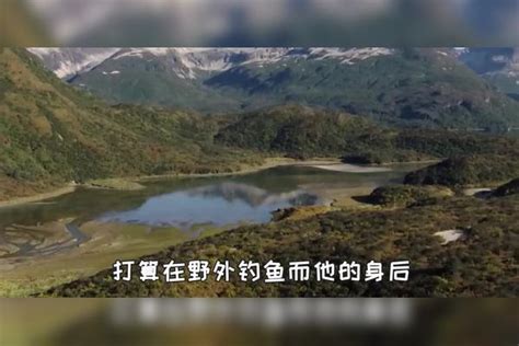 男子在河边钓鱼，野生棕熊来到身后观看！镜头拍下惊险一幕！棕熊身后镜头